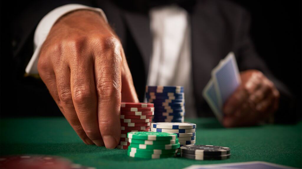 What is the ideal outfit for playing poker? - LUXlife Magazine
